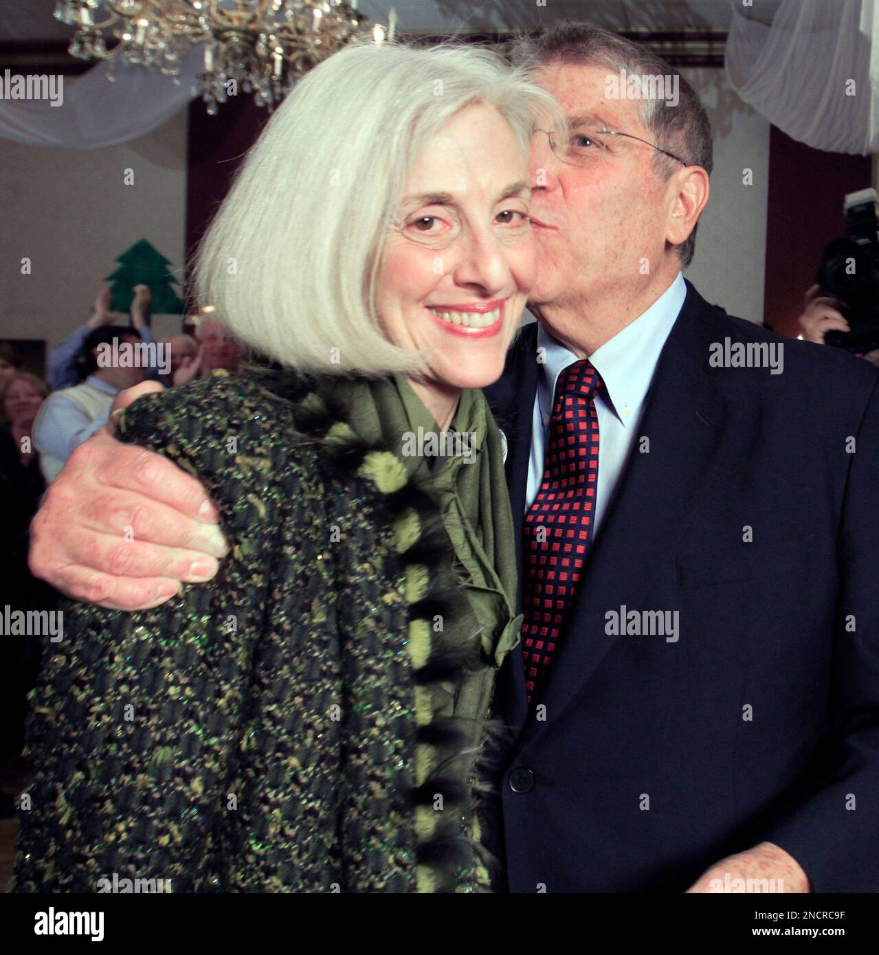 Independent gubernatorial candidate Eliot Cutler kisses his wife ...