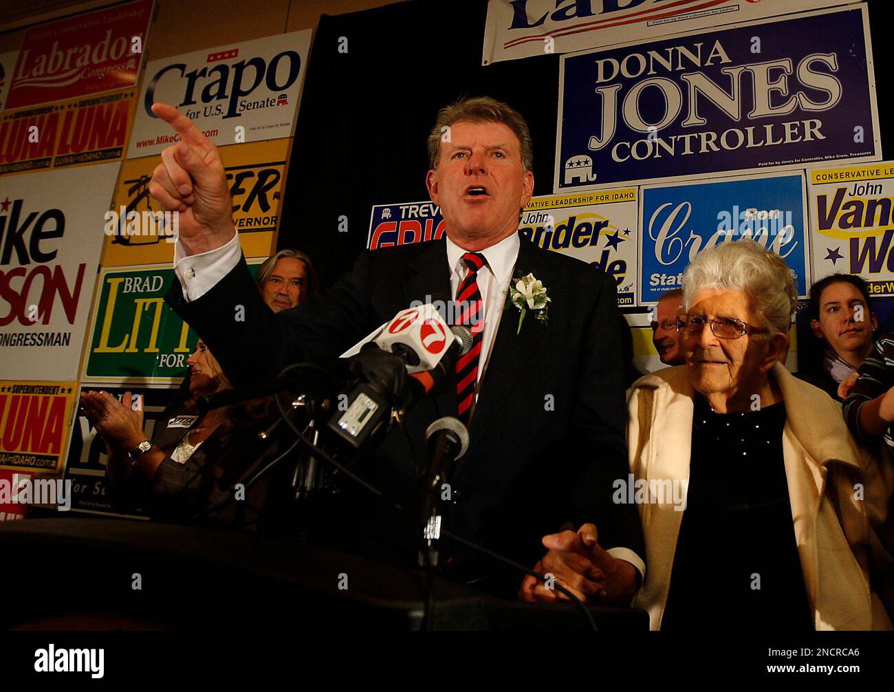 Idaho Governor Butch Otter stands up with his mom Regina Otter and ...