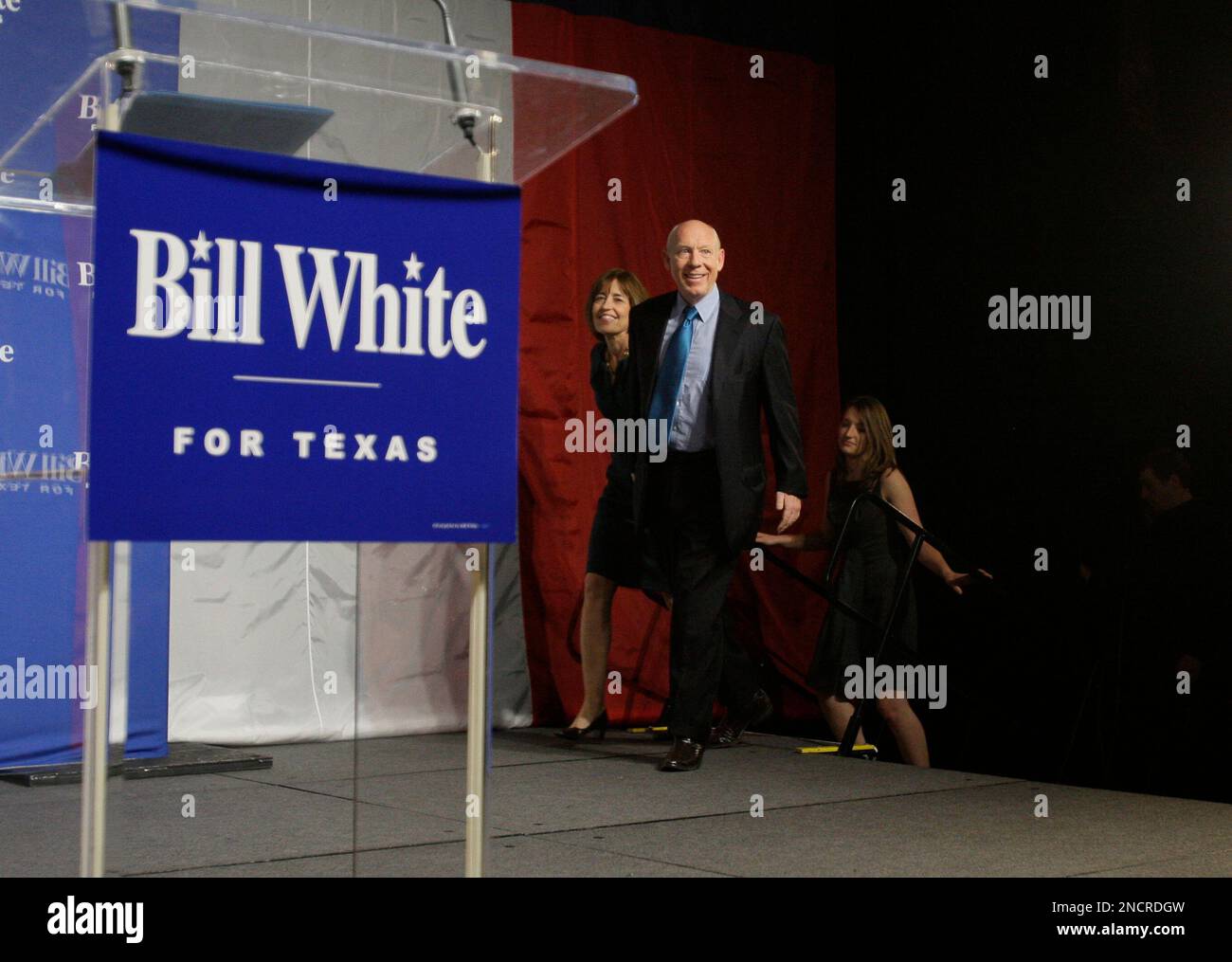 Texas Democratic gubernatorial candidate Bill White takes the stage ...