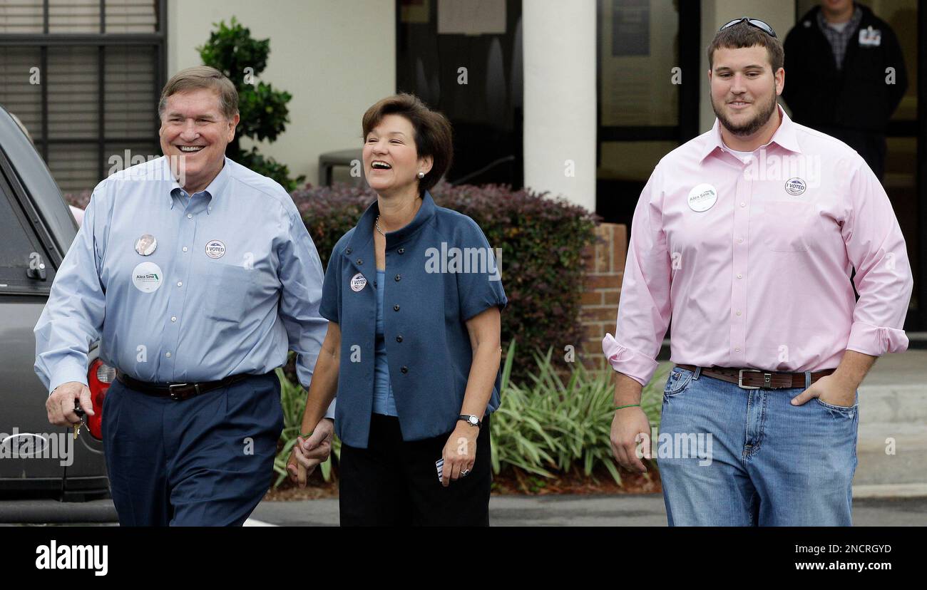 Alex Sink, Democratic candidate for Florida governor, center, smiles as ...