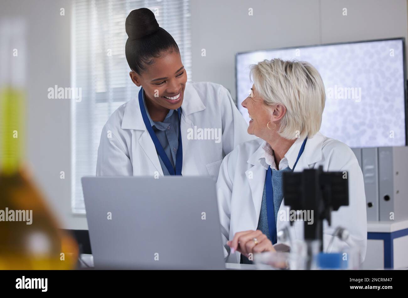 Scientist laboratory comic hi-res stock photography and images - Alamy