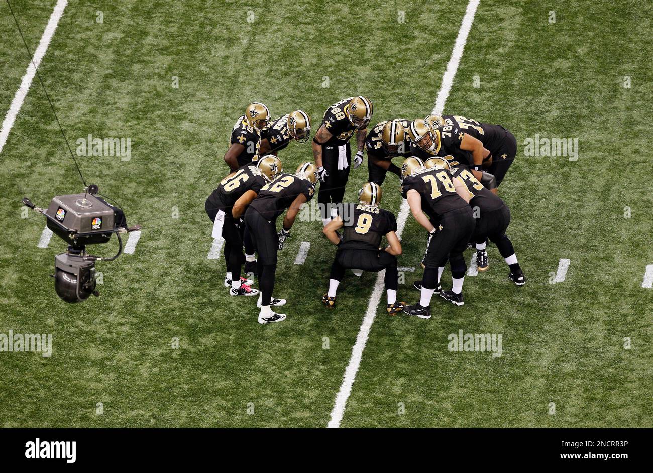 New Orleans Saints quarterback Drew Brees (9) huddles with teammates ...