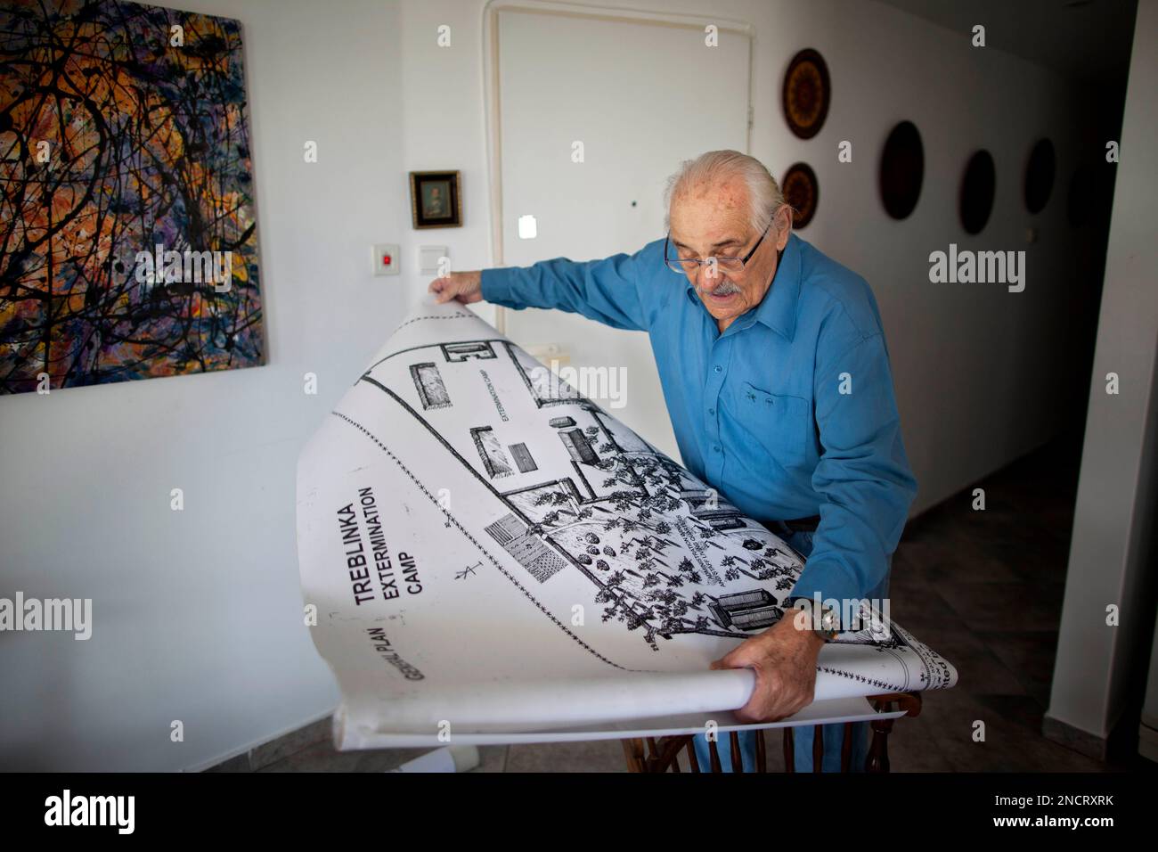 Holocaust survivor Samuel Willenberg displays a map of Treblinka ...