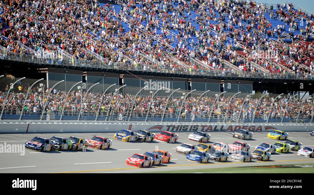 Vehicles head toward Turn 1 at the beginning of the NASCAR Sprint Cup ...