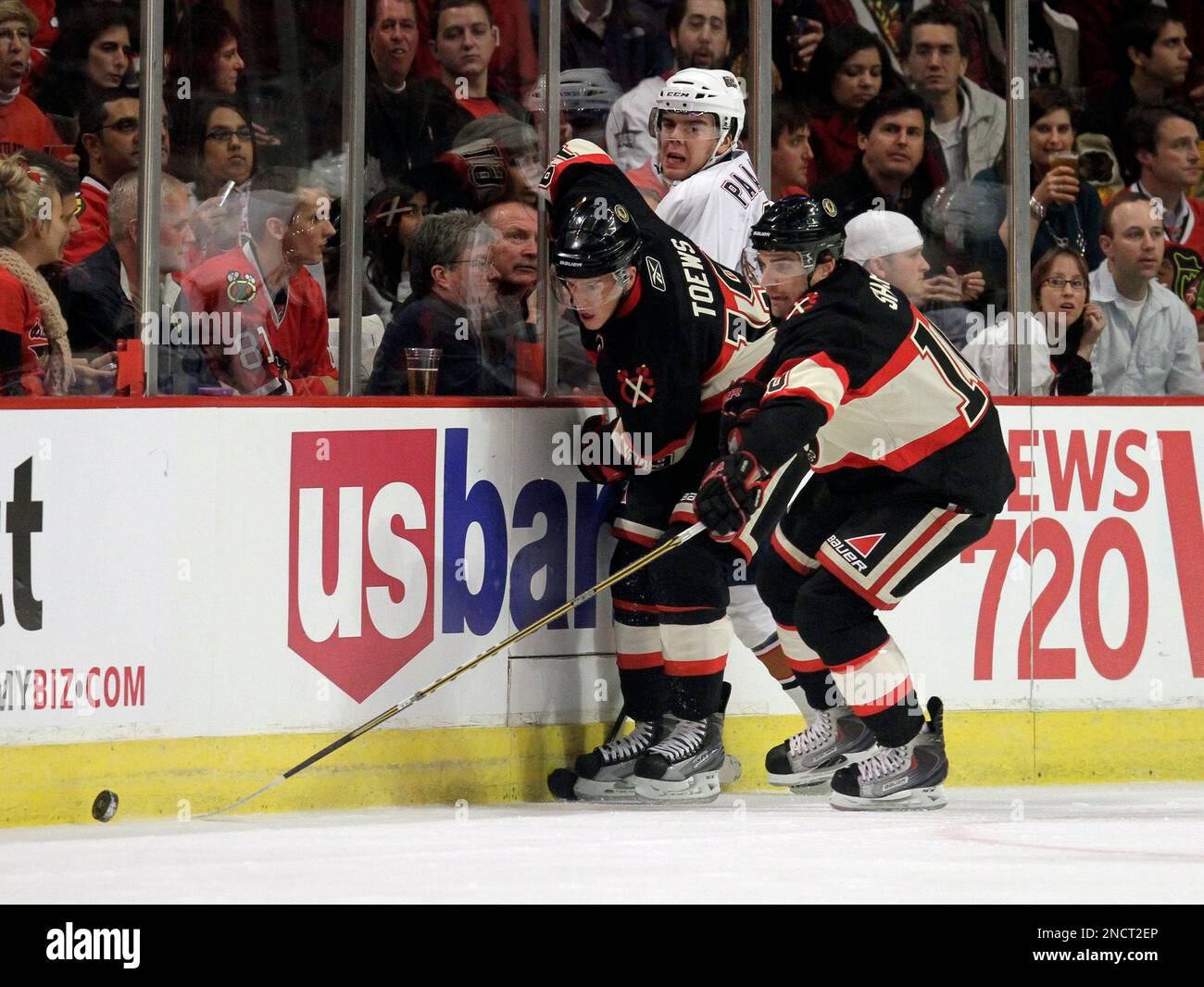 Chicago Blackhawks' Jonathan Toews, left, and Patrick Sharp, right ...