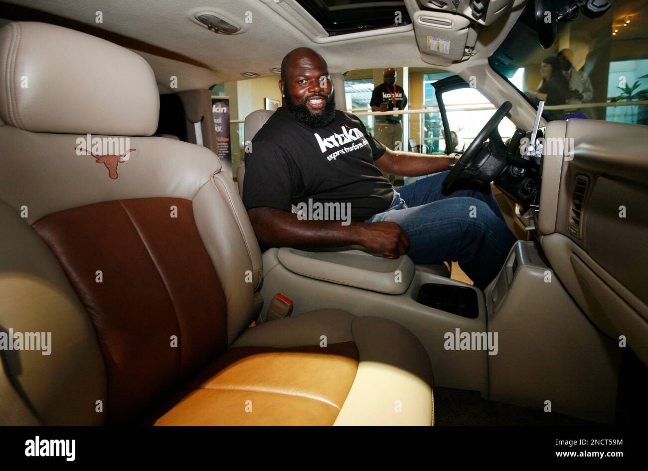 Dallas Cowboy's Leonard Davis shows off his new University of Texas ...