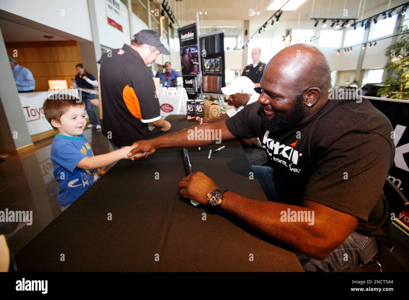 Dallas Cowboy's Leonard Davis shakes hands with Hunter Peppers, 4 ...