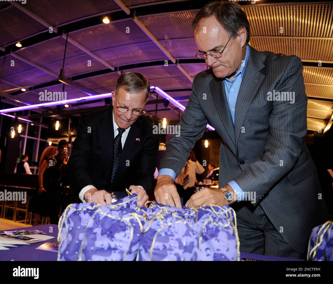 Ex Baltimore Ravens football coach Brian Billick, right, and Maj. Gen ...
