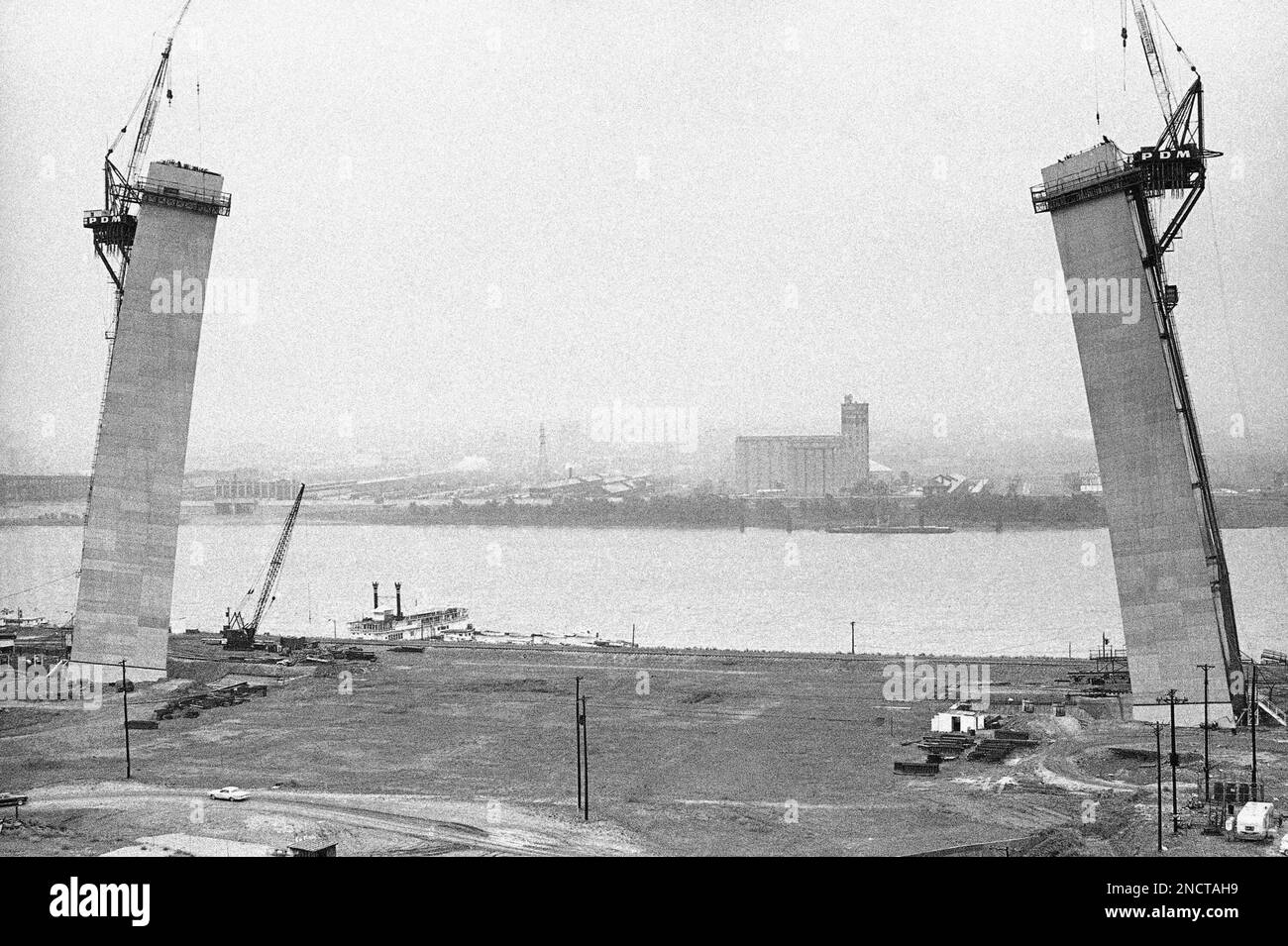 View of St. Louis’ Gateway Arch, rising on the Mississippi riverfront ...