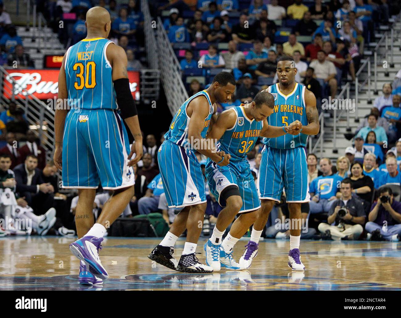 New Orleans Hornets guards Willie Green (33) and Marcus Thornton (5 ...