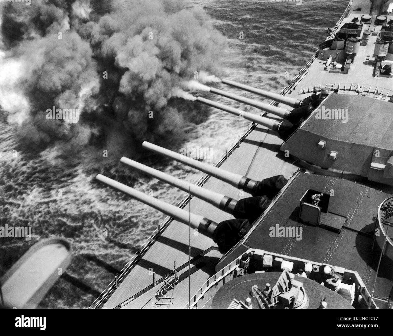A battery of heavy rifles on an unidentified warship of the navy’s ...