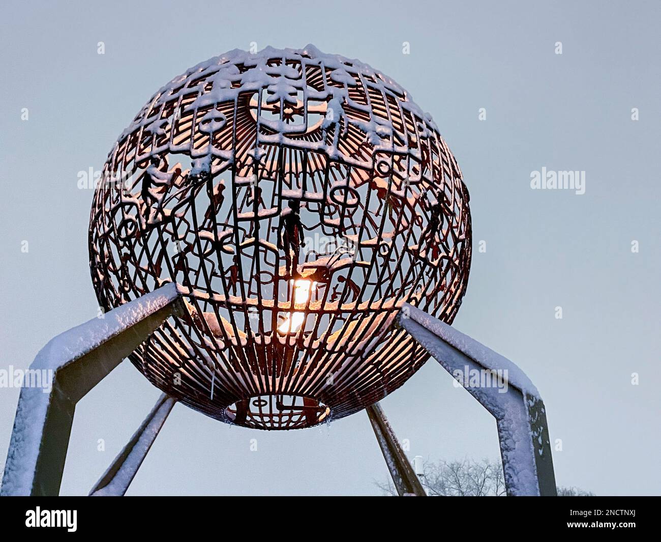 Globe statue hi-res stock photography and images - Alamy