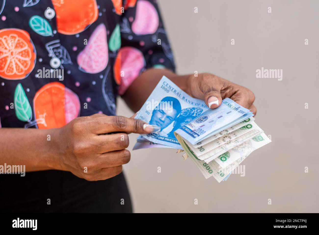 a lady counting the new nigerian naira notes Stock Photo - Alamy
