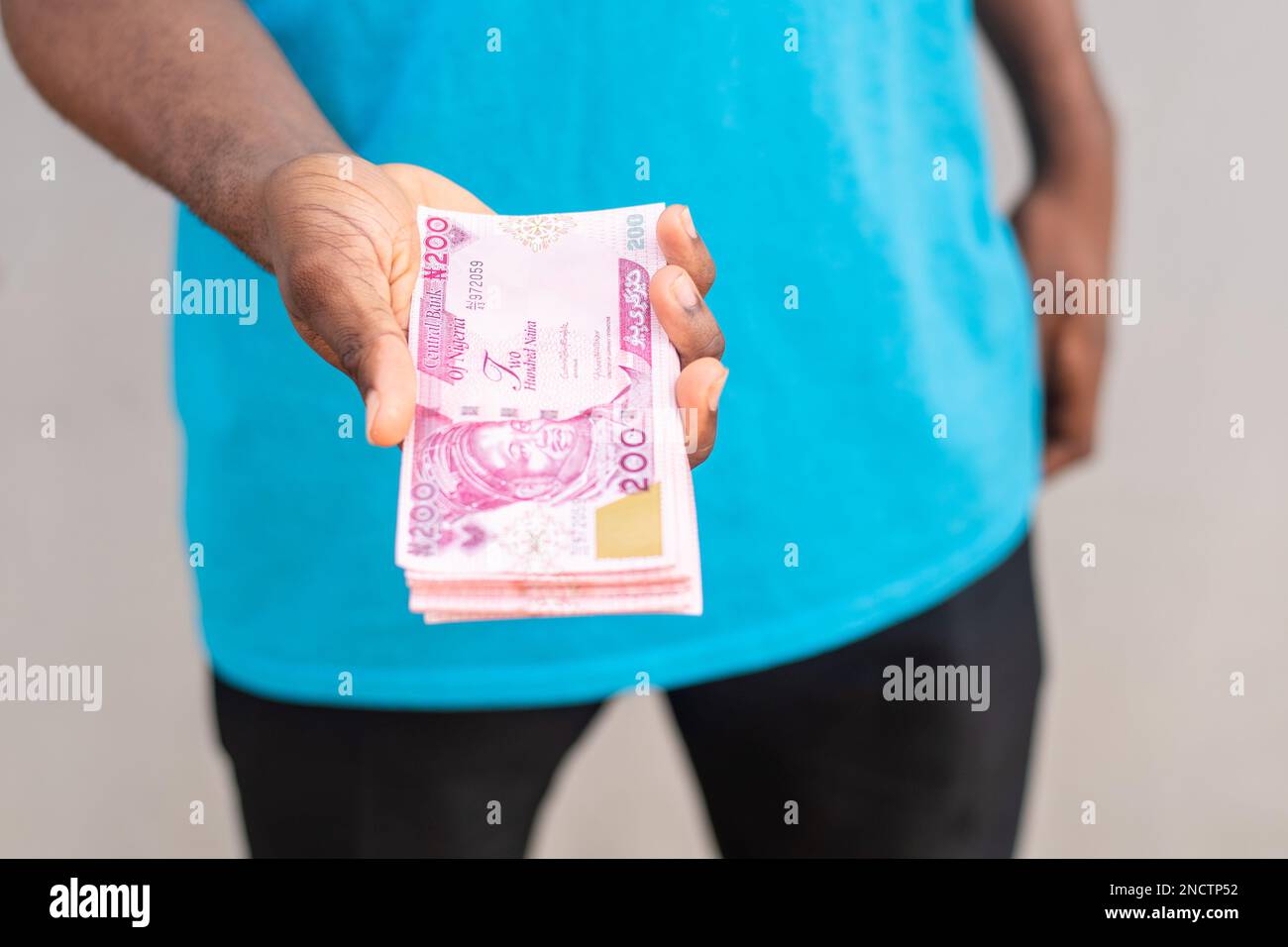 man holding the new naira notes Stock Photo - Alamy