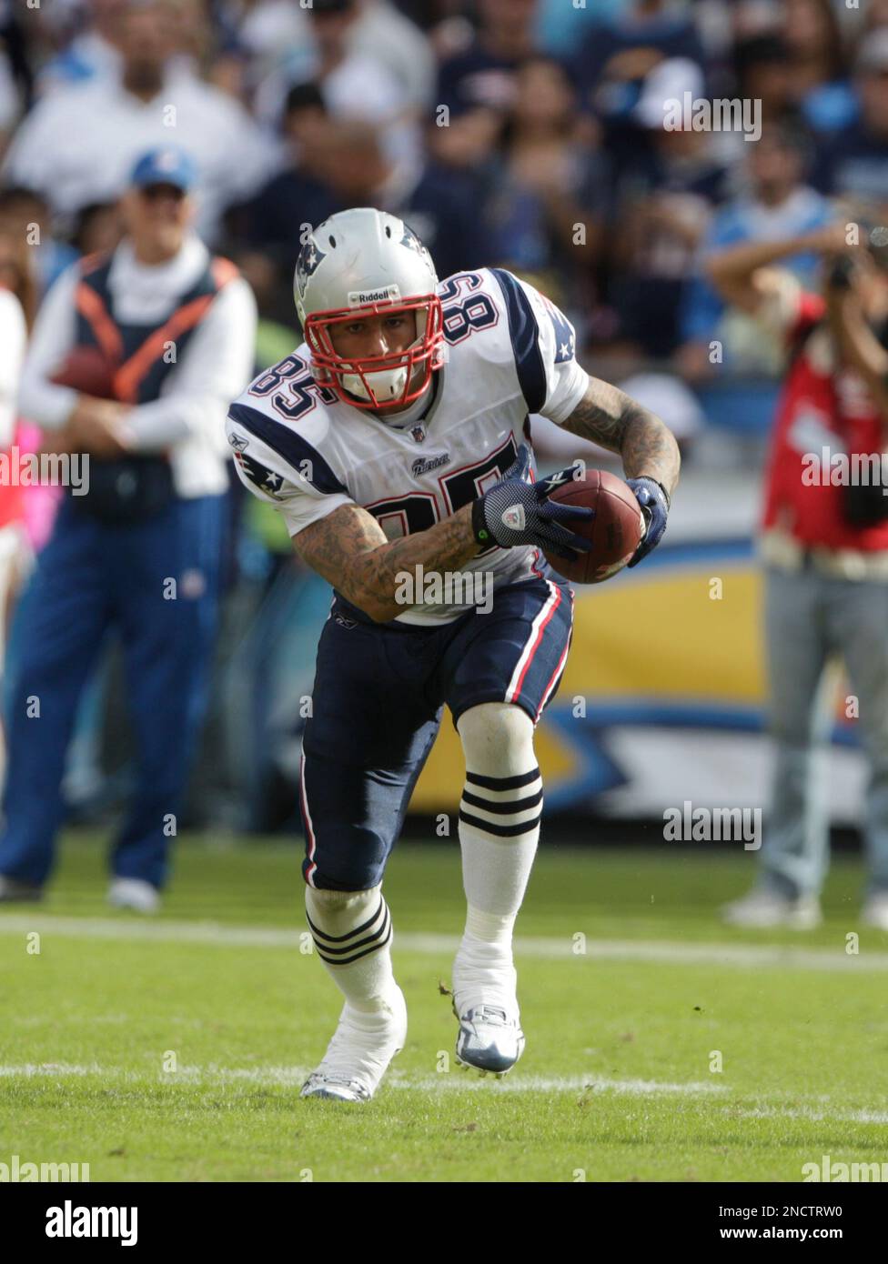 New England Patriots tight end Aaron Hernandez (85) during an NFL ...