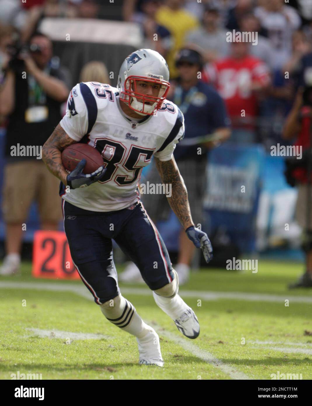 New England Patriots tight end Aaron Hernandez (85) during an NFL ...