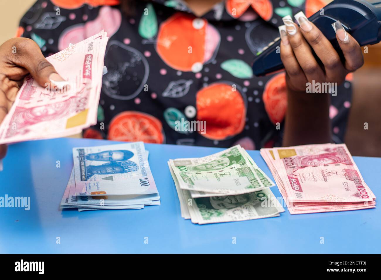 pos lady with new naira notes Stock Photo - Alamy