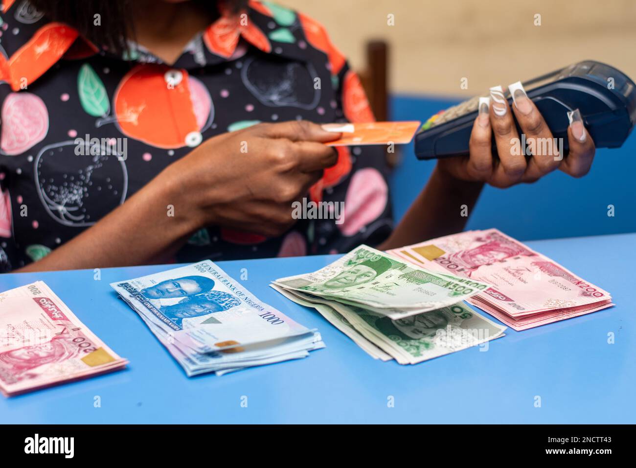 pos lady with new naira notes Stock Photo - Alamy