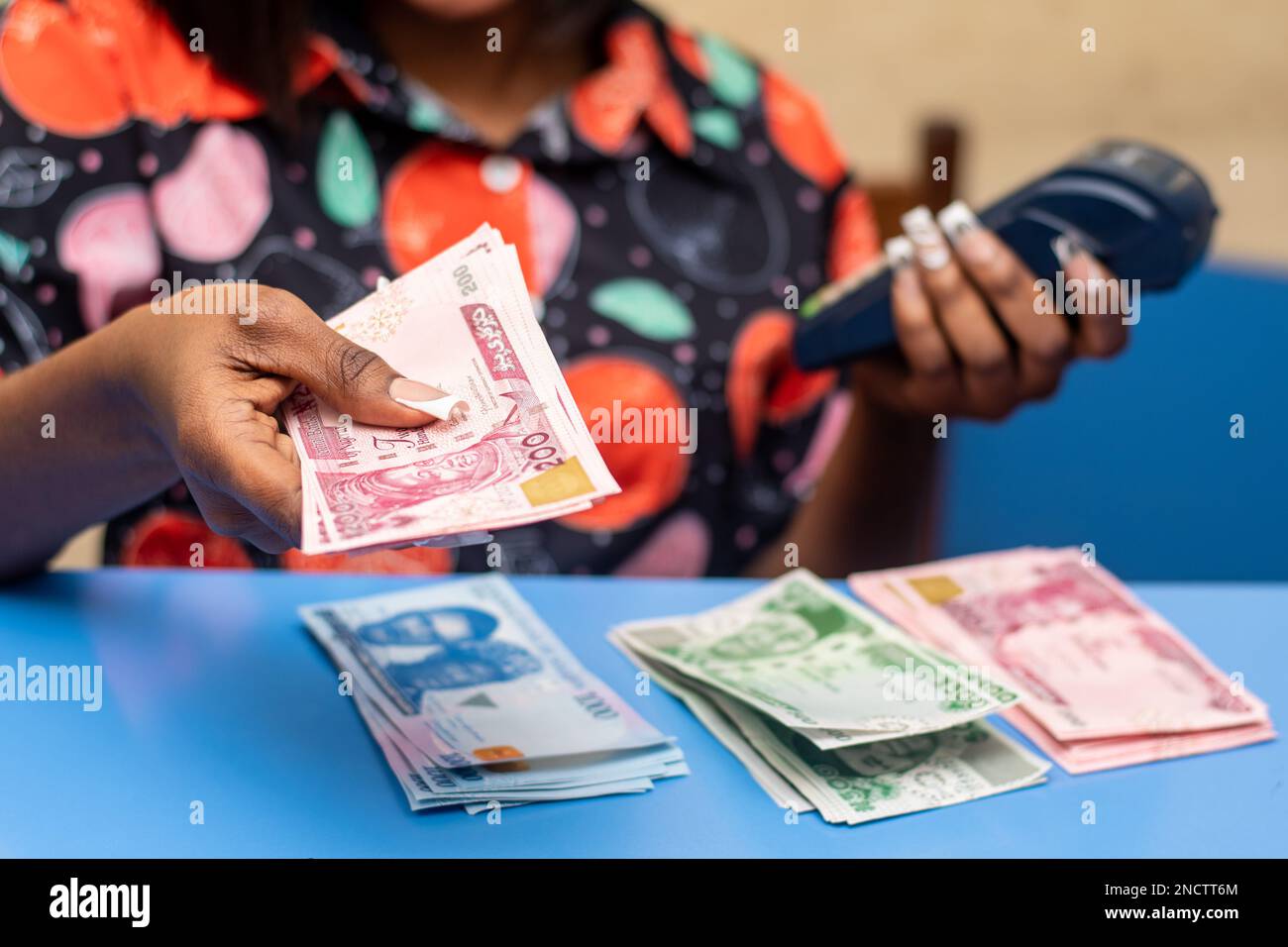 pos lady with new naira notes Stock Photo - Alamy