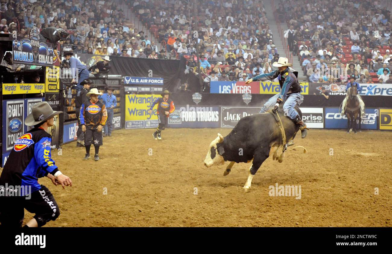 Cody Nance rides Rusty Zipper in the first round of the the ...