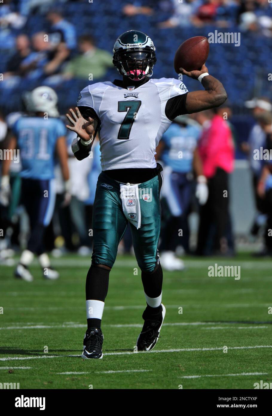 Philadelphia Eagles quarterback Michael Vick (7) warms up before an NFL ...