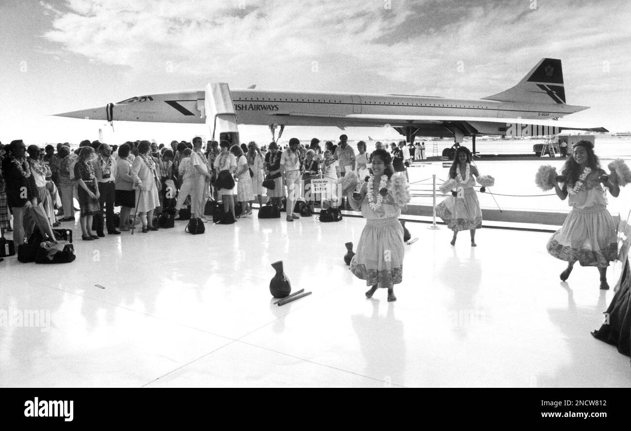 Hawaiian hula dancers perform to greet passengers aboard a British ...