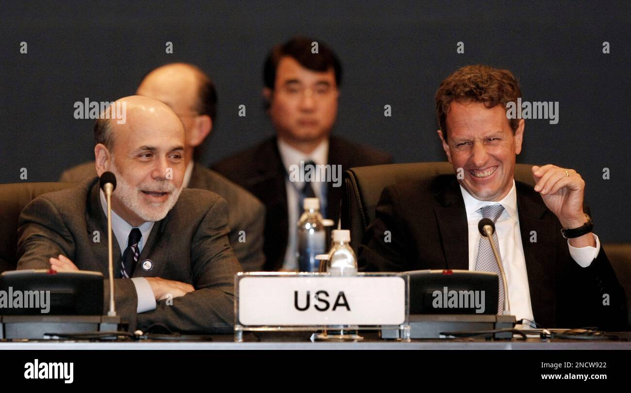 U.S. Treasury Secretary Timothy Geithner, right, and Federal Reserve ...