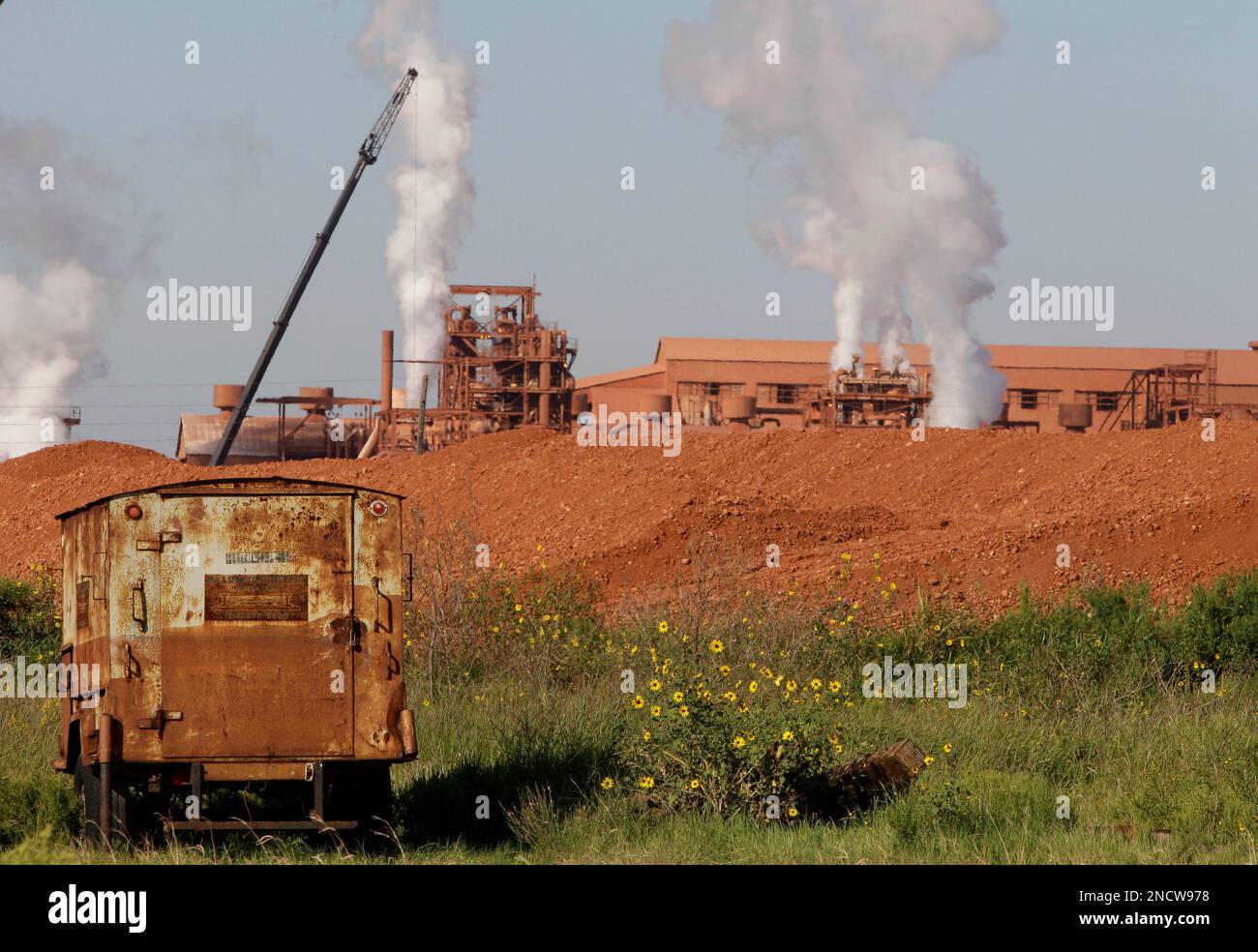 Dust covers hi-res stock photography and images - Alamy