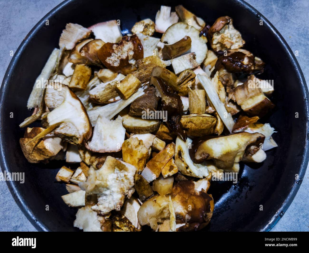 Many Penny Bun Fungus mushrooms in kitchen pan Stock Photo - Alamy