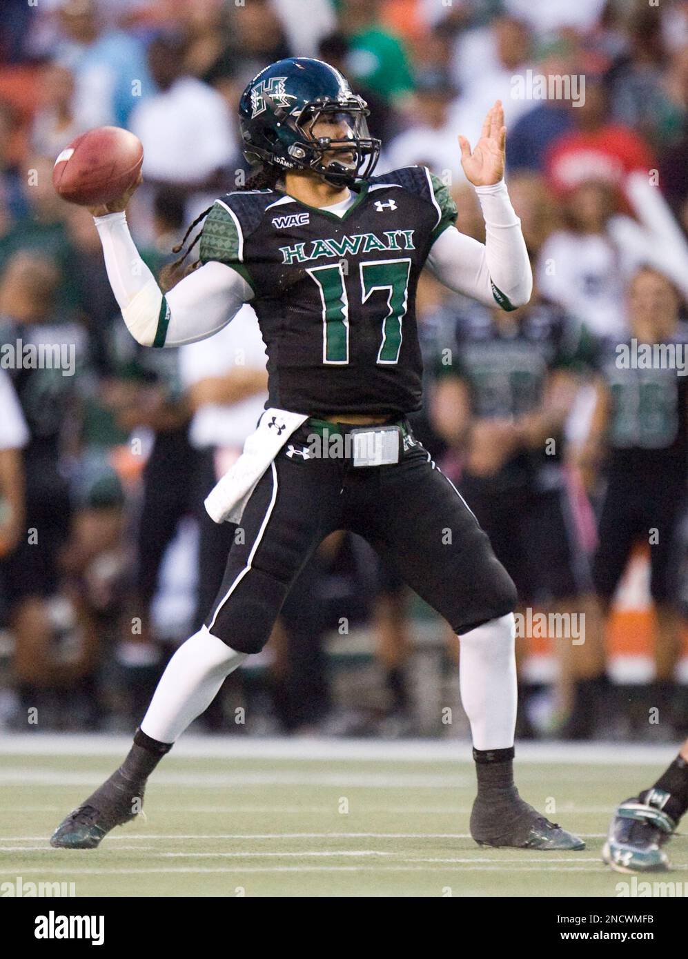 Hawaii quarterback Bryant Moniz (17) drops back to pass against Nevada ...