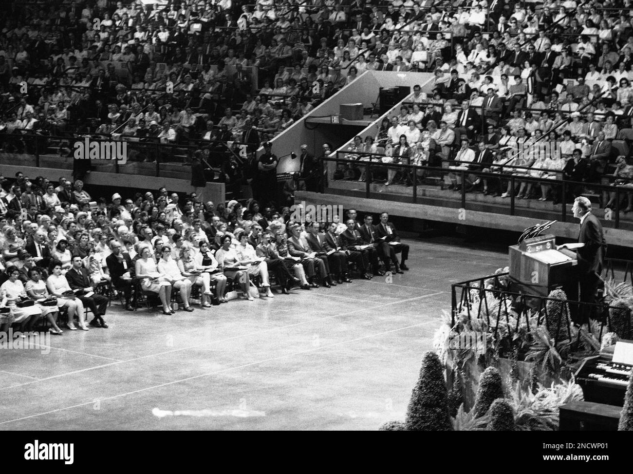 Evangelist Billy Graham addresses crowd in New York’s Madison Square ...