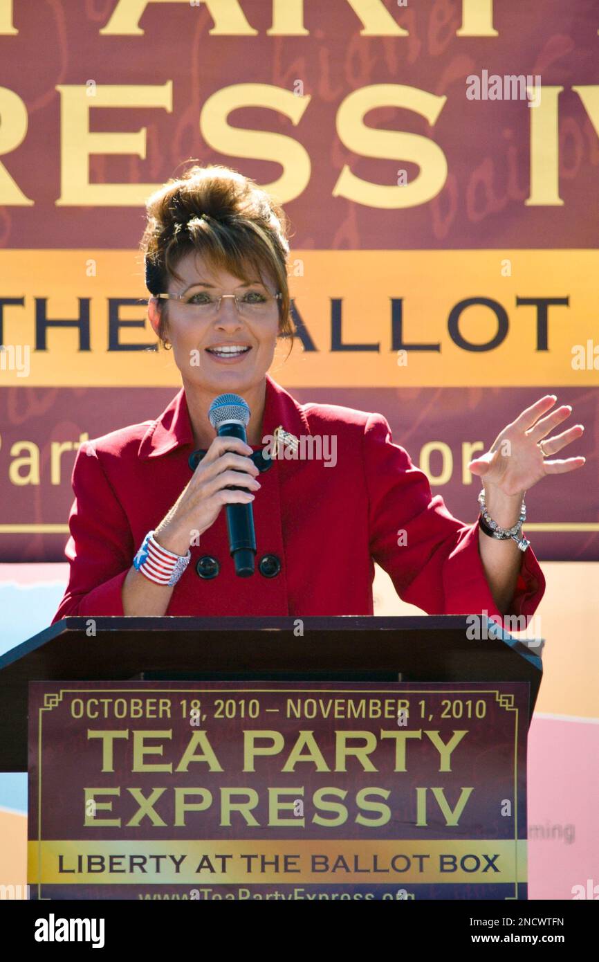 Former Alaska governor Sarah Palin speaks to the crowd during the ...