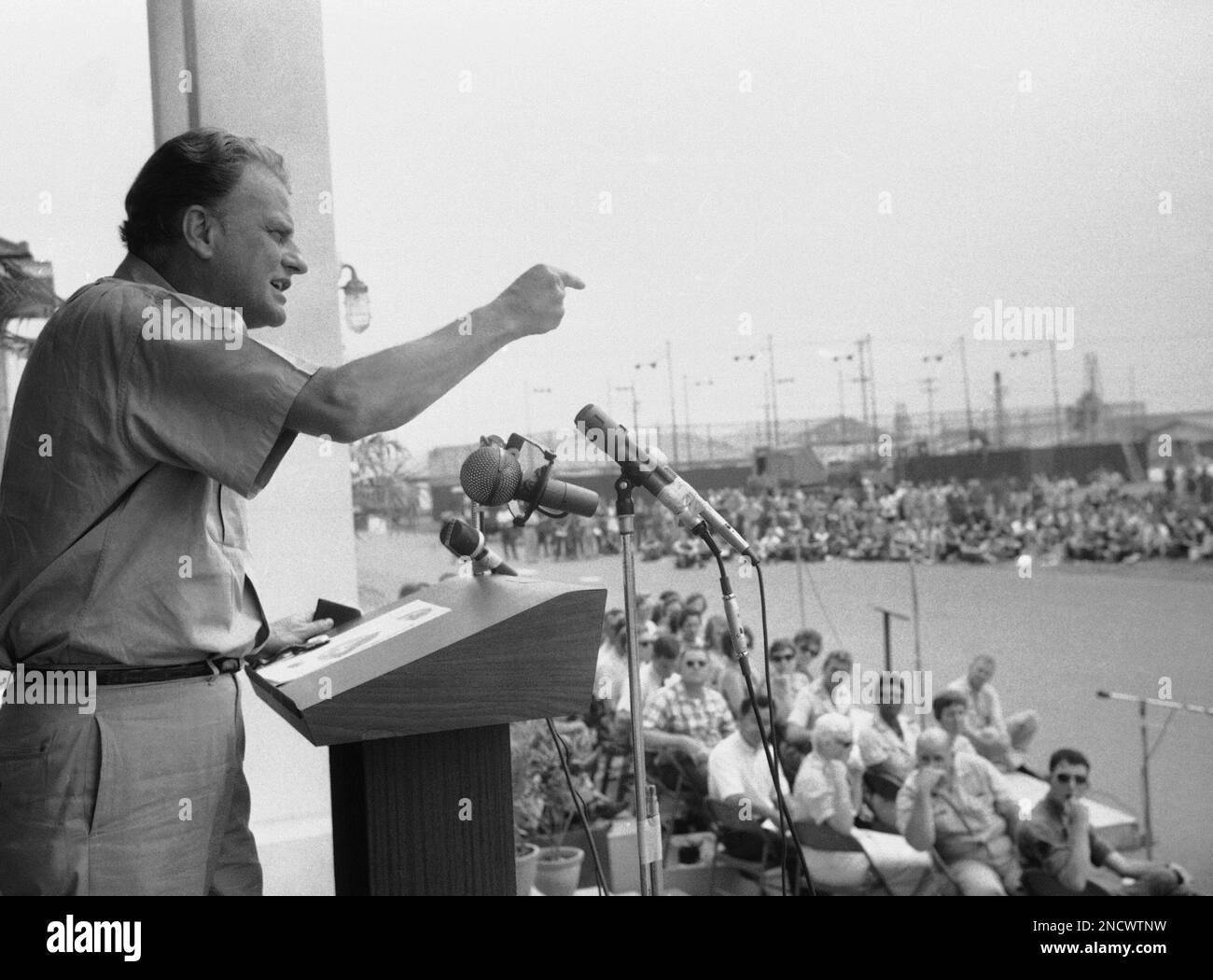 Evangelist Billy Graham gave a Christmas service for American ...