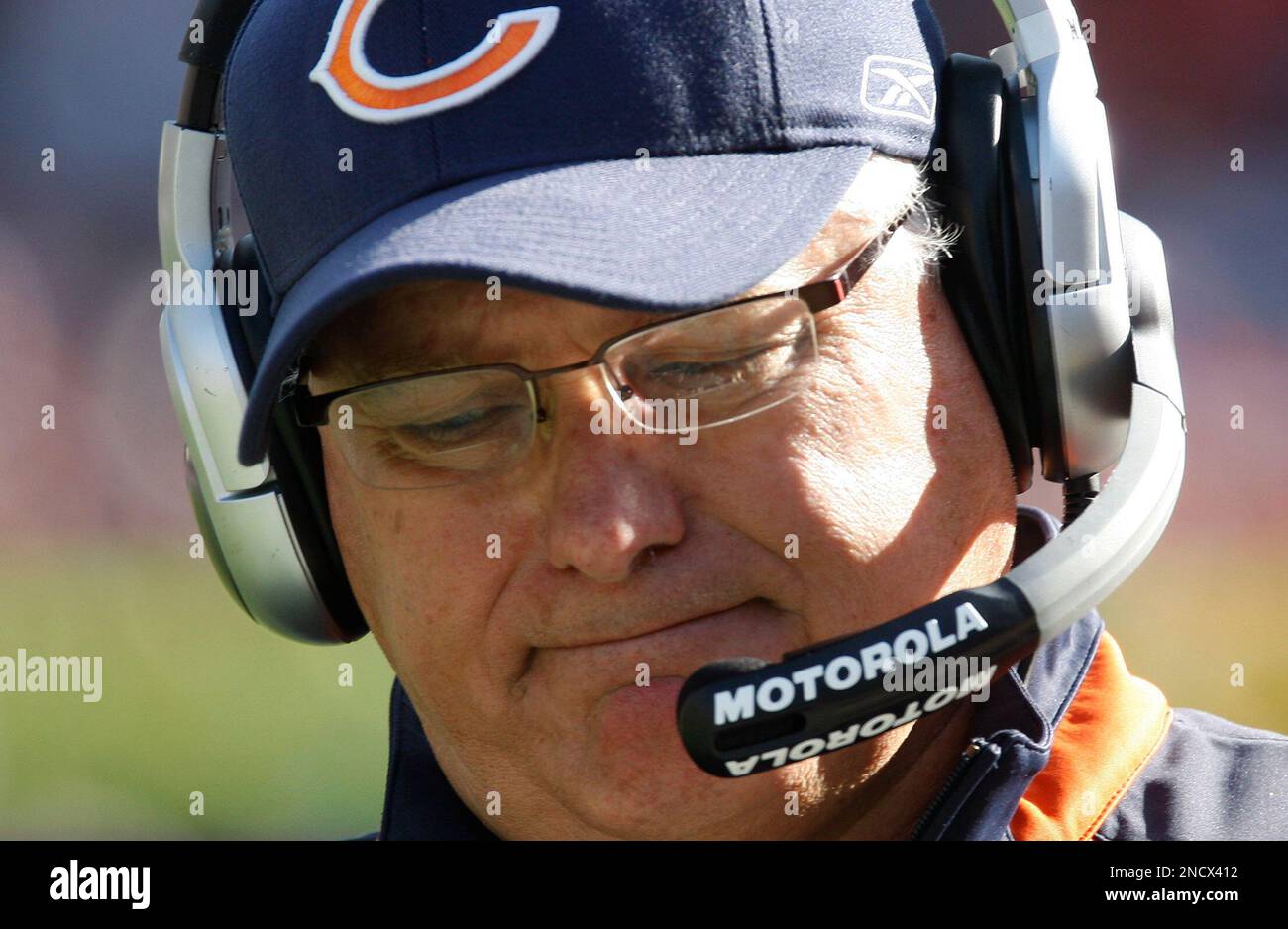 Chicago Bears offensive coordinator Mike Martz walks the sidelines ...