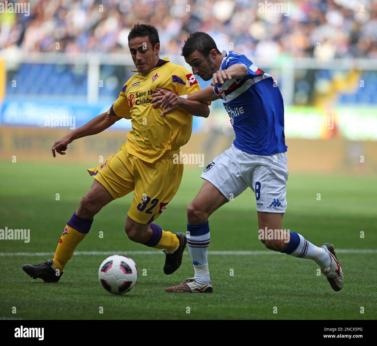 Fiorentina midfielder Marco Marchionni, left, challenges for the ball ...