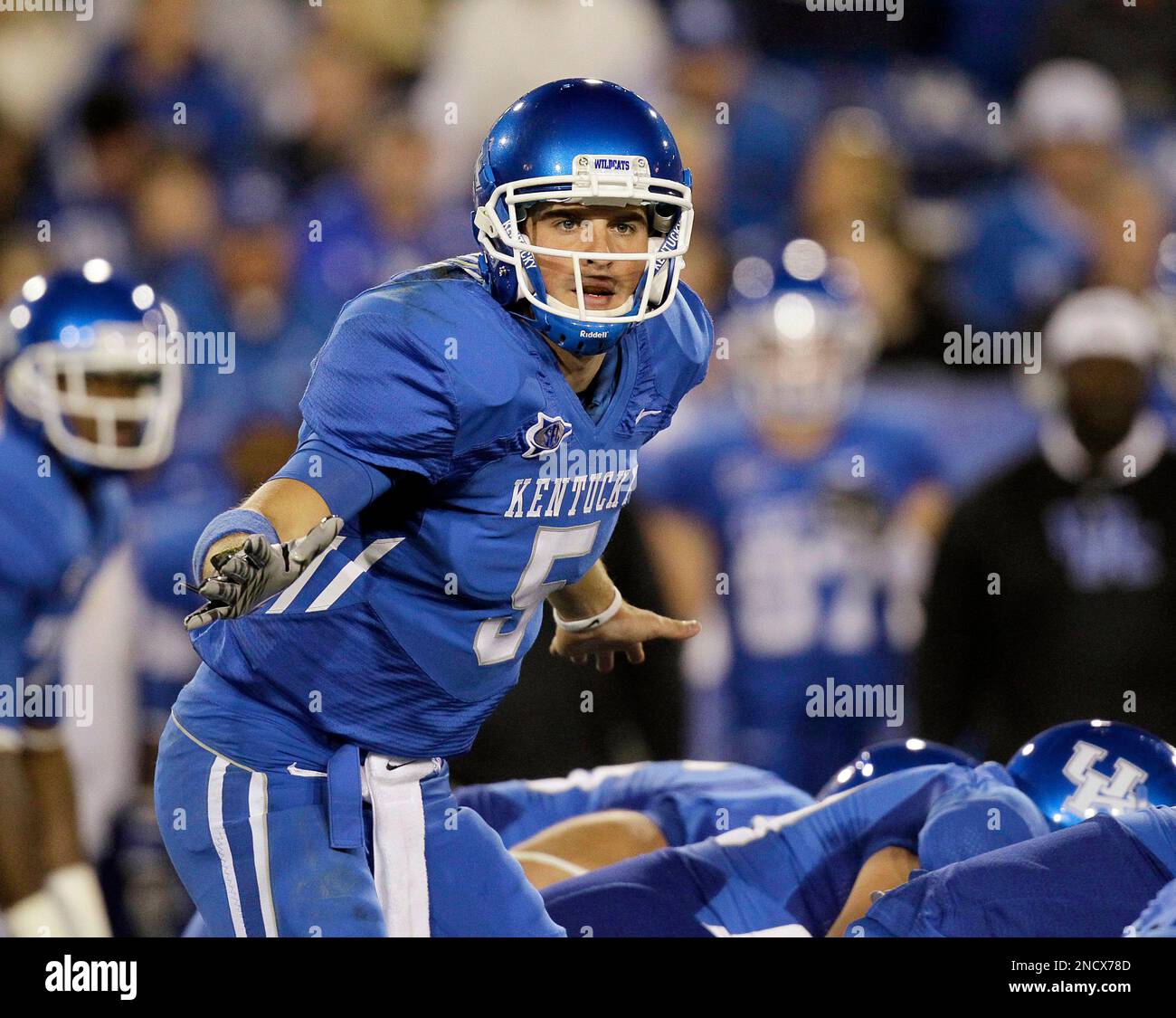 Kentucky quarterback Mike Hartline calls a play at the line during the ...