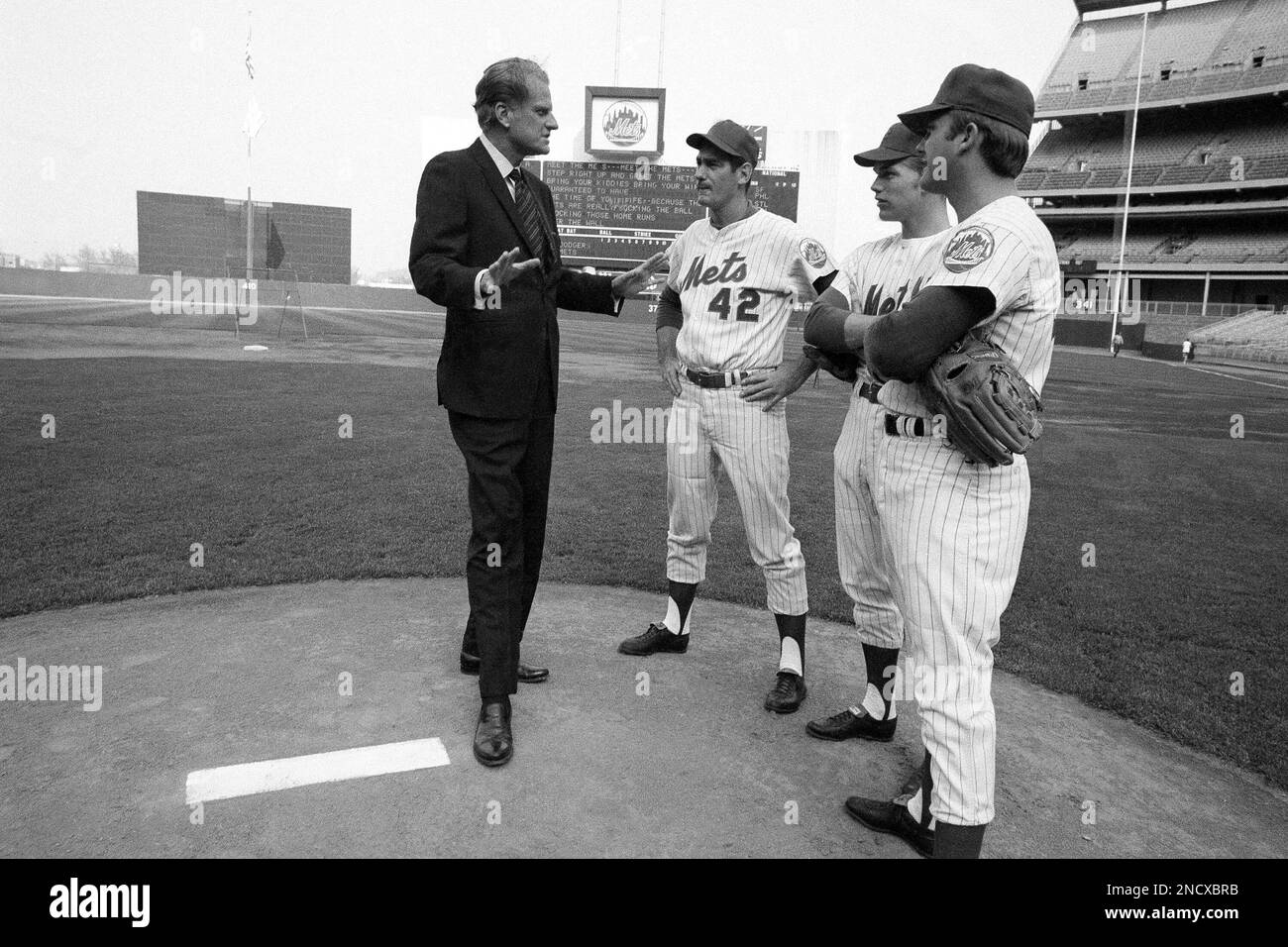 Evangelist Billy Graham, left, chats with New York Mets players, from ...