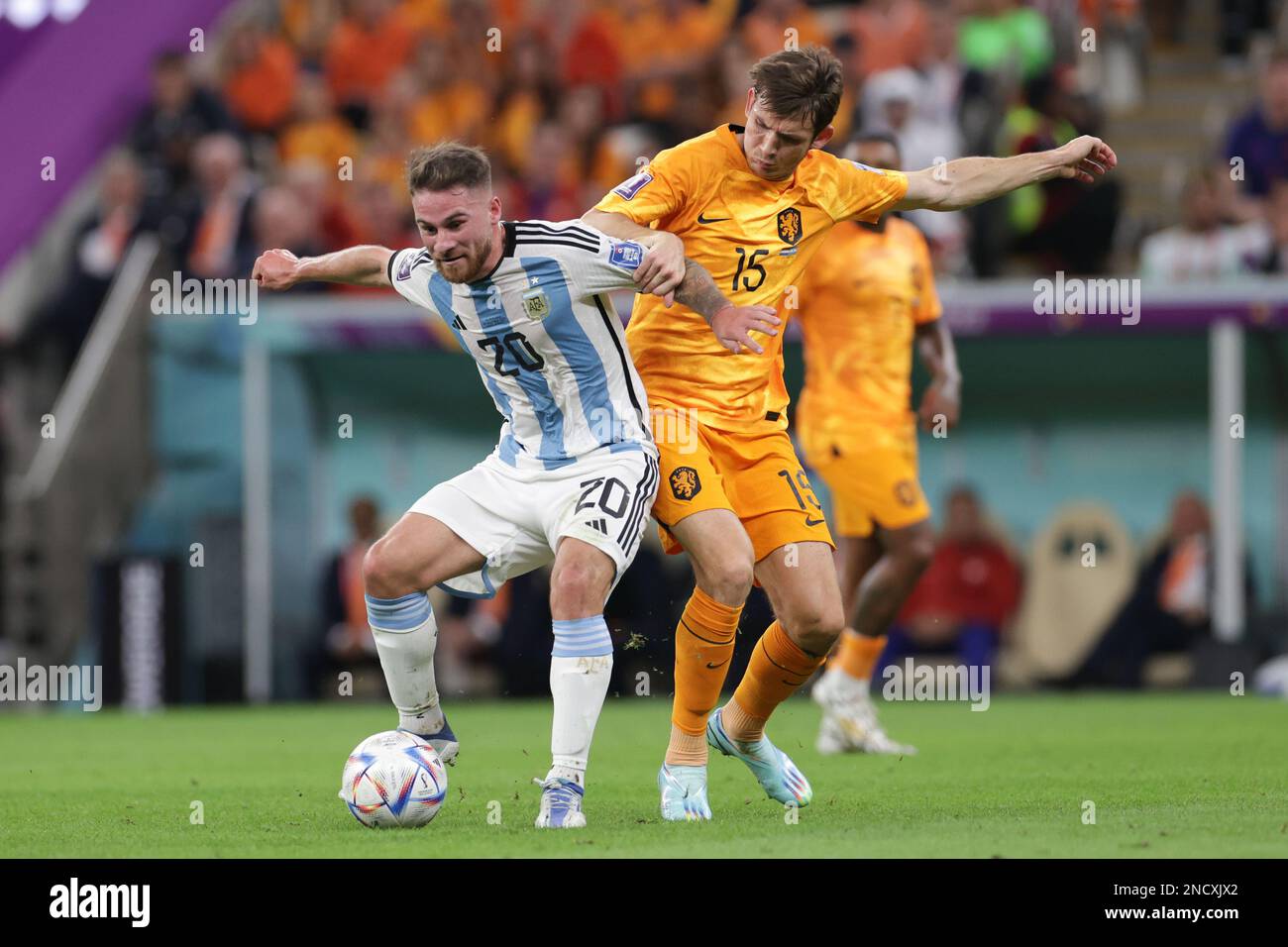 Alexis Mac Allister of Argentina (L) and Marten de Roon of Netherlands ...