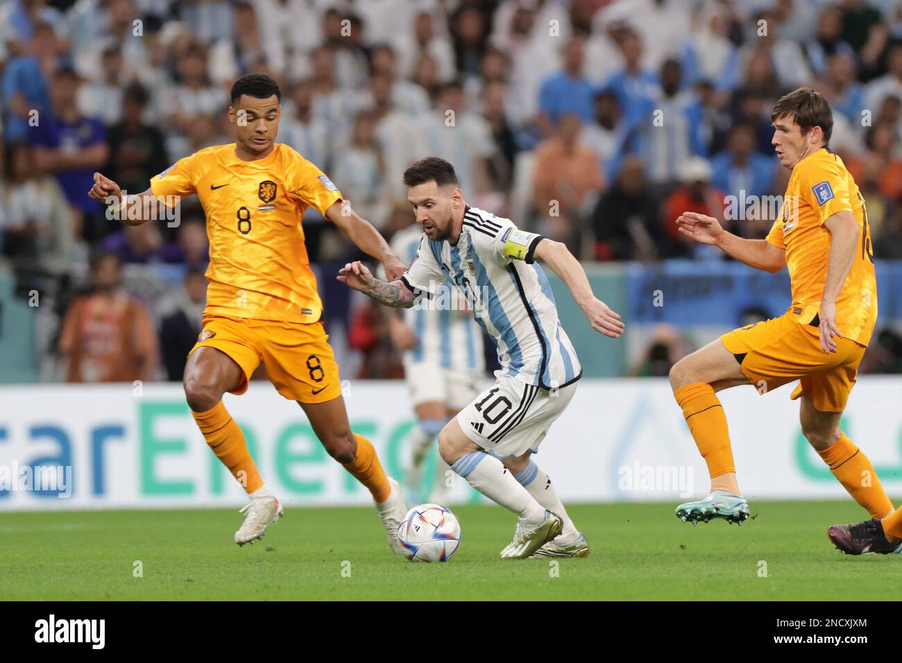 Cody Gakpo of Netherlands, Lionel Messi of Argentina (C) and Marten de ...