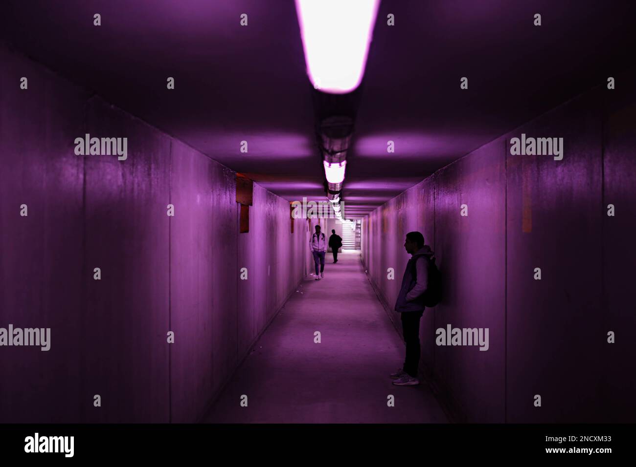 Long shadows people waiting hi-res stock photography and images - Alamy