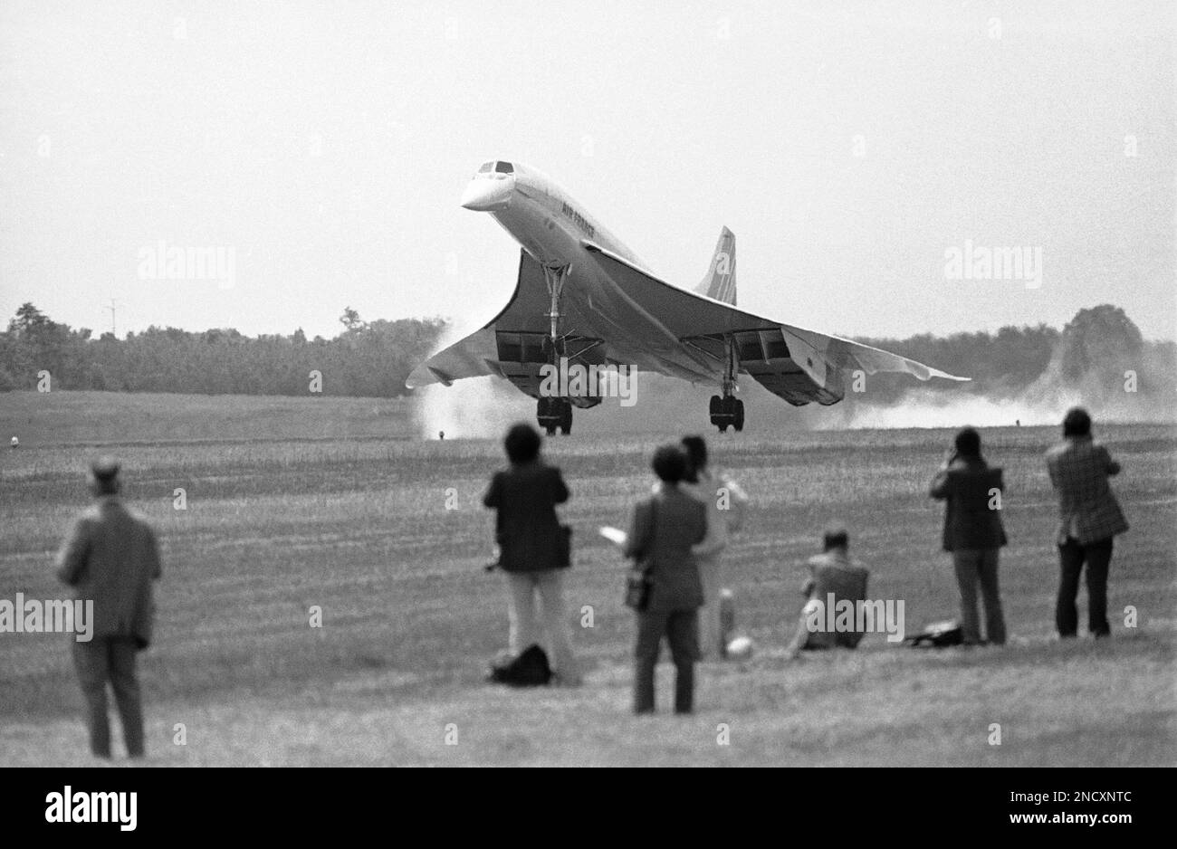 An Air France Concorde SST lands at Dulles International Airport, May ...