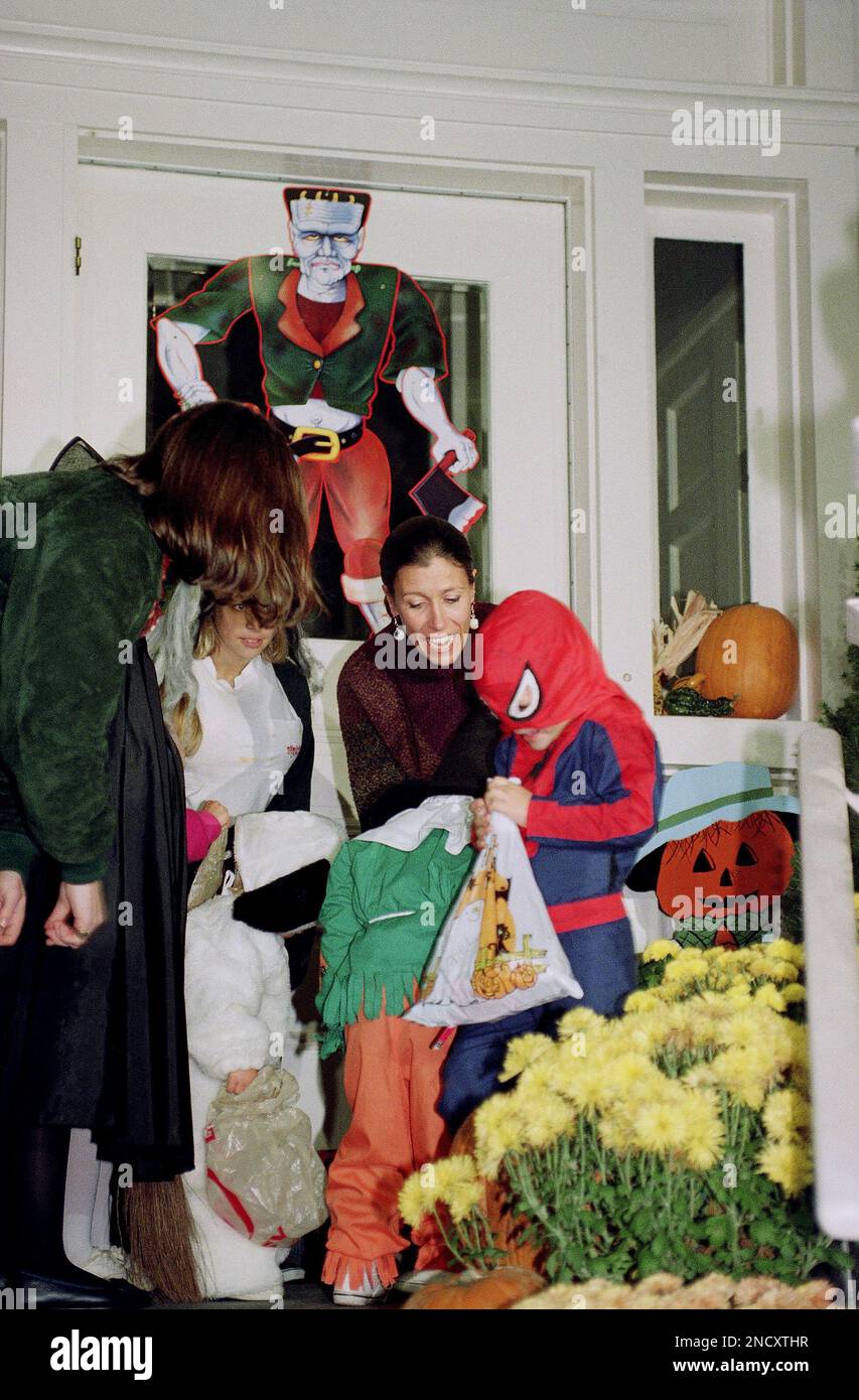Marilyn Quayle, wife of Vice President Dan Quayle, hands out treats to ...