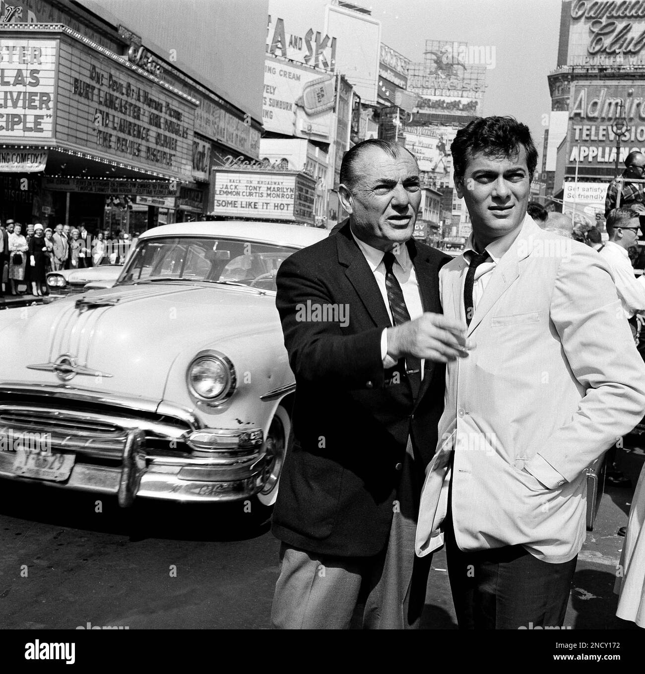 Director William Perlberg talks with actor Tony Curtis in New York's ...