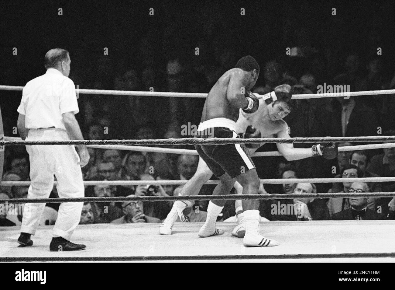 Heavyweight champ Joe Frazier delivers a left of the head of challenger ...