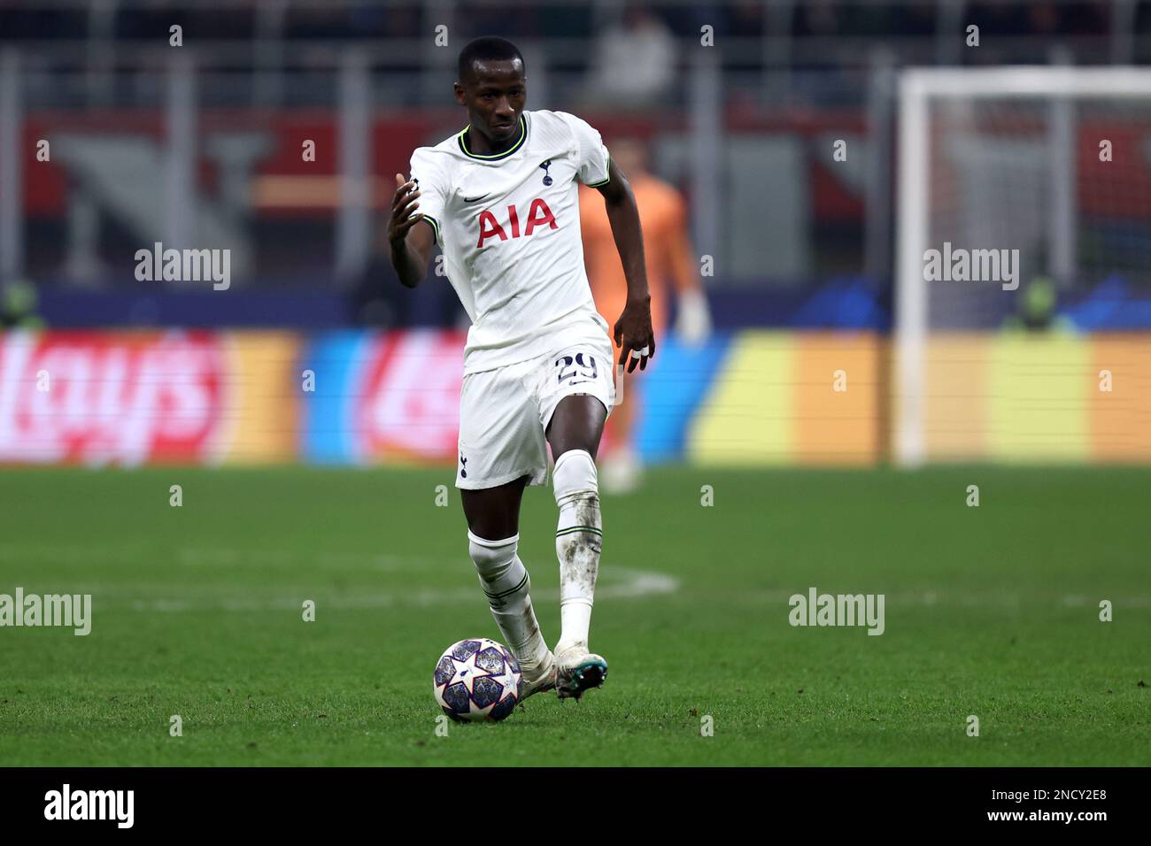 16 and pape sarr tottenham hotspur hi-res stock photography and images ...