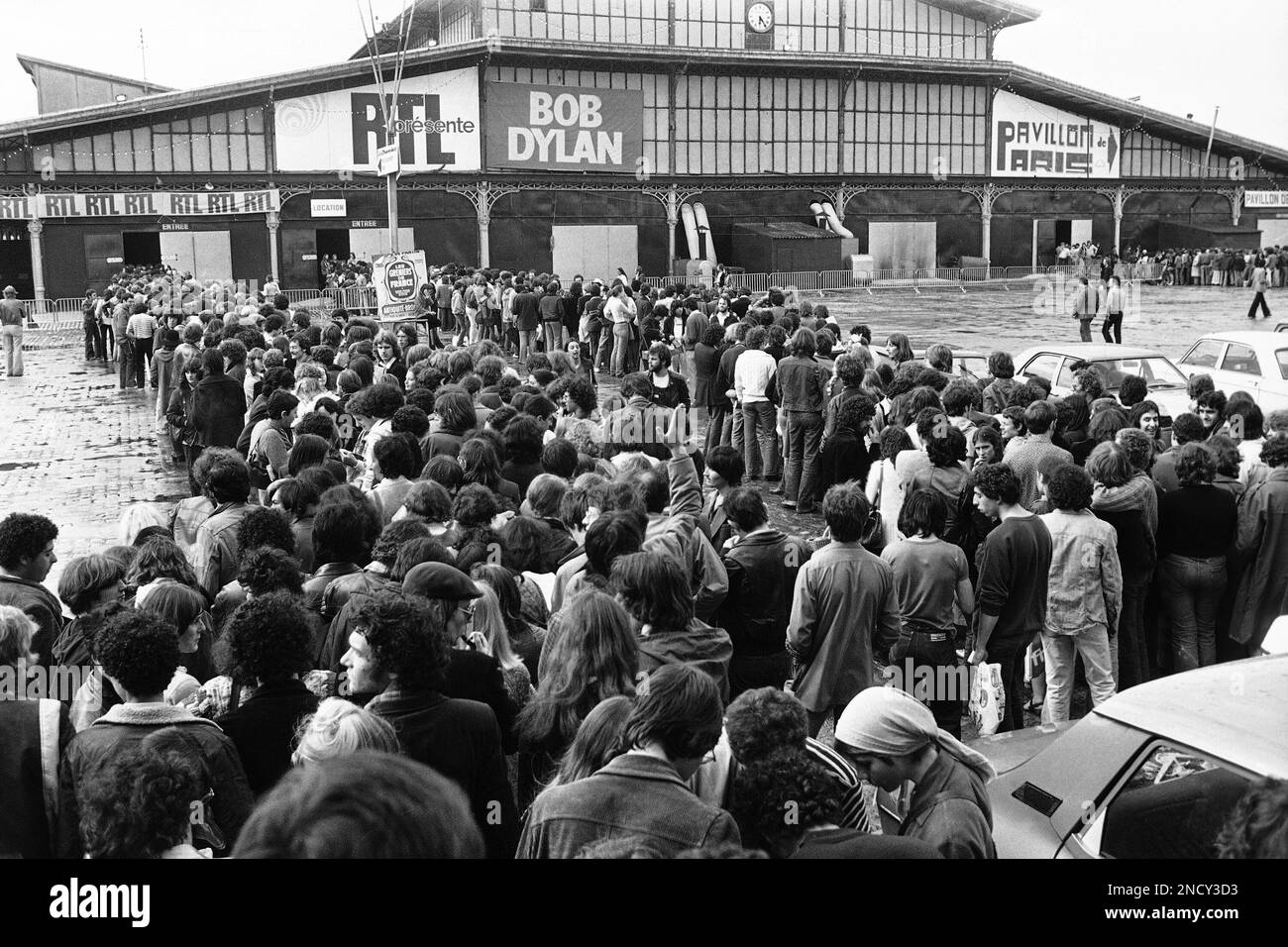Bob Dylan fans queue at the entrance to the Pavillon de Paris, in ...