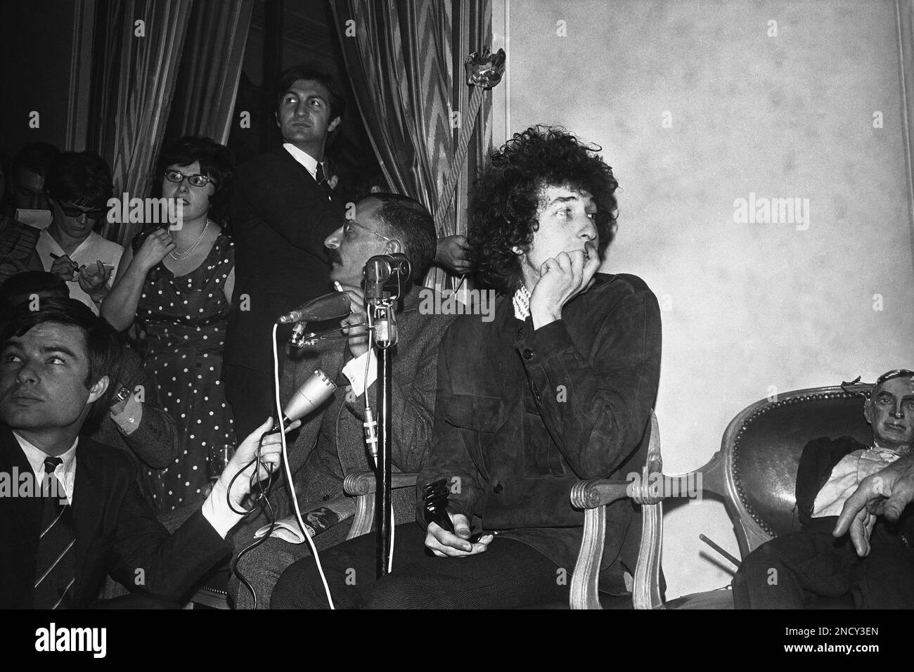 American singer Bob Dylan in Paris, France on May 22, 1966. (AP Photo ...