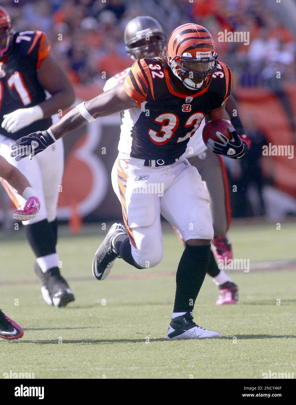 Cincinnati Bengals Cedric Benson runs ball during the second half of ...