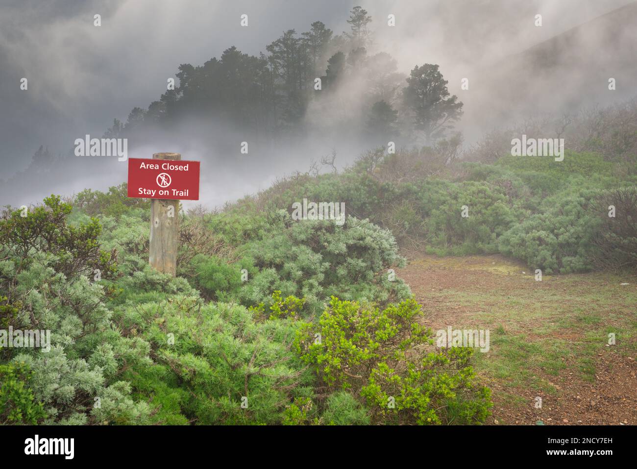 Trail closed sign hi-res stock photography and images - Alamy