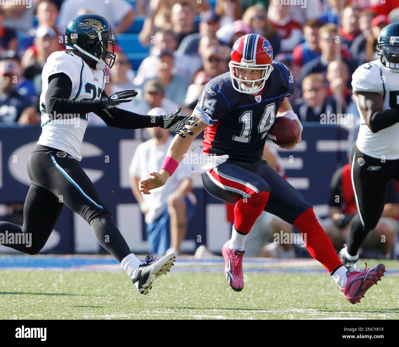 Jacksonville Jaguars defender Don Carey (22) closes in on Buffalo Bills ...
